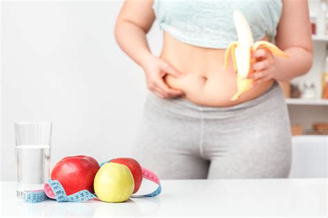 다이어트에 있을 통통한 소녀 서 서 지 성 지 수 지방 접기 바나나 근처 부엌 테이블 테이프 측정 및 과일 닫아 흐리게 배경 가정 생활에 대한 스톡 사진 및 기타 이미지