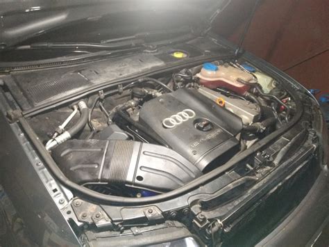 Чистка дренажных отверстий под капотом — Audi A4 B6 1 8 л 2004 года