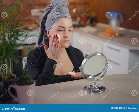 Mujer Que Disfruta De Una Piel Perfecta Foto De Archivo Imagen De