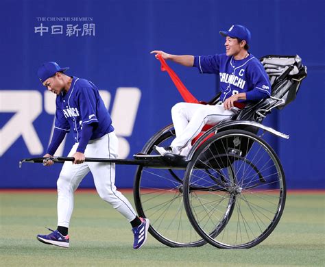 中日新聞写真部 on Twitter ドラゴンズ ドラゴンズダービーで大島選手を乗せた人力車を引く高橋周平選手 大島洋平 高橋