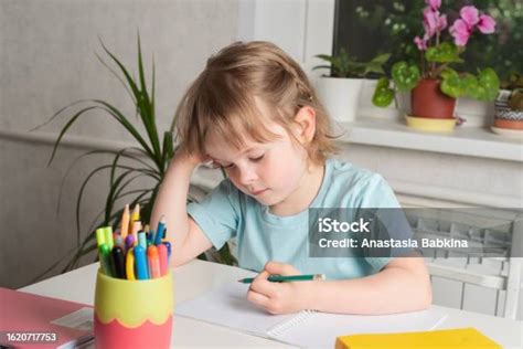 학교로 돌아 가기 소녀는 책과 공책이 있는 테이블에 앉아 숙제를 한다 4 5세에 대한 스톡 사진 및 기타 이미지 4 5세 가정 생활 개발 Istock