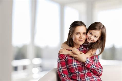 Família Amorosa Feliz Mãe E Sua Filha Criança Menina Jogando E