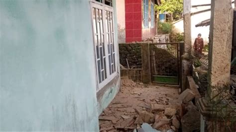 Ratusan Rumah Di Sukabumi Rusak Usai Diguncang Gempa M 46 Erakiniid