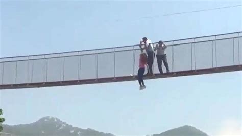 Köprüden atlayan genç kadını polis havada yakaladı Sondakika Haberler