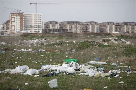 산업 및 가정 폐기물 더미는 아파트의 사람이 사는 블록 근처 필드에 누워 고무에 대한 스톡 사진 및 기타 이미지 고무 고물