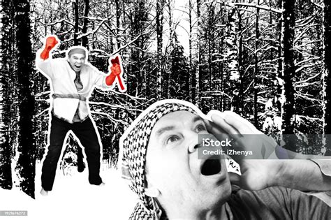 합성 콜라주 우울한 겨울 숲 비명을 지르는 남자가 악몽에서 도망칩니다 무의식적 공포와 잠재의식의 게임 시각화 성년 남자에 대한 스톡 사진 및 기타 이미지 Istock