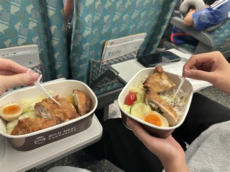 I人情侶搭高鐵吃便當 但忘記帶餐具：