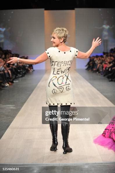 Cbc Correspondent Wendy Mesley Walks The Runway Wearing Kingi News