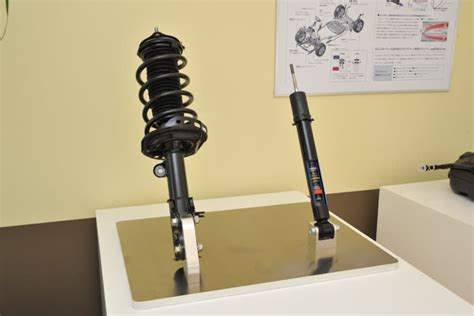 サスペンション の 構造 の 画像 の ページ です auto messe web で は 車 の カスタマイズ や チューニング や 旧