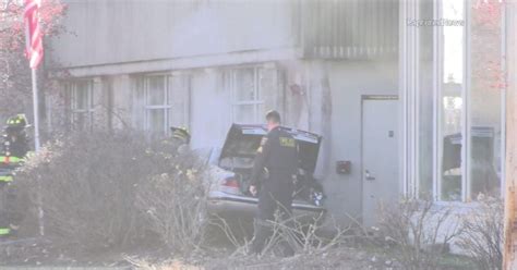 Car Flies Off Edens Expressway Hits Building In Northbrook Cbs Chicago