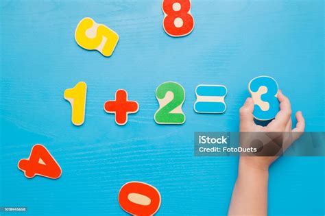 다채로운 블루 테이블에 작은 아이 들을 위한 숫자를 학습 3 퍼 팅 하는 여자의 손 바로 대답입니다 배울 시간입니다 교육 개념입니다 최고의 볼 수 있습니다 수학에 대한 스톡