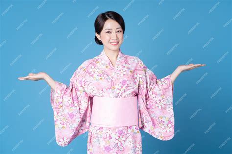 Imagen De Una Joven Japonesa Con Kimono Foto Premium