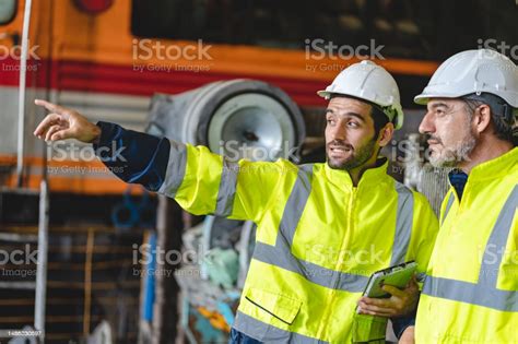 산업 공장의 유지 보수 건설 장비에 종사하는 안전 하드 모자를 가진 전문 기술자 엔지니어 생산 기술의 제조 직업 직업을 가진 검사 남자 25 29세에 대한 스톡 사진 및