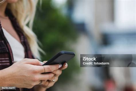 스마트 폰에서 모바일 앱을 통해 과세를 주문하는 인식 할 수없는 여성의 공간 샷 복사 스마트폰에 대한 스톡 사진 및 기타 이미지 스마트폰 식별할 수 없는 사람 사람들