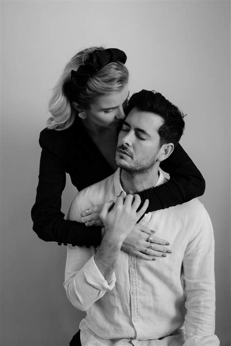 Romantic Poses Couple Indoor Haute Artofit