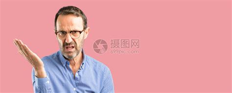 英俊的中年男子气愤和怒地表达消极情绪对高清图片下载 正版图片505230821 摄图网