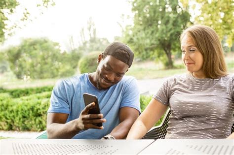 Diversa Pareja Joven Hablando Por Videollamada Al Aire Libre Foto Premium