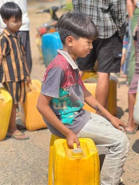 ဆားလင်းကြီးမြို့နယ်တွင် စစ်ရှောင်ပြည်သူများကို ရေနှင့် မုန့်လက်ဆောင်းများ ကျွေးမွေးလှူဒါန်း