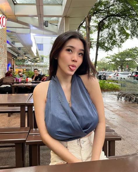 Gaya Seksi Anastasya Khosasih Pakai Celana Gemas Bikin Pria Auto Lemas