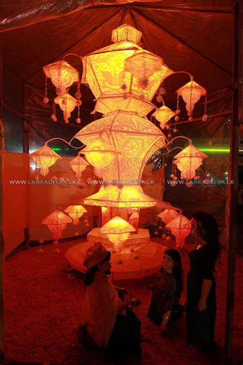 තැන තැන තොරණ බැතිමතුන්ගෙන් කොළඹ පිරේ Lankadeepa Online