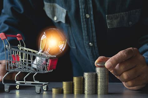 손은 비즈니스에 대 한 성장 돈 동전 스택과 동전을 드롭 재정 및 회계 개념 개념에 대한 스톡 사진 및 기타 이미지 개념