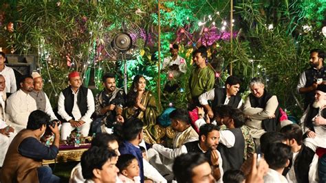 स्वरा भास्कर फहद अहमद की कव्वाली नाइट में शामिल हुए अखिलेश यादव दी