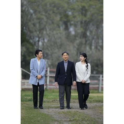 4年ぶりのご静養でもご披露 皇后雅子さまの春のジャケットファッションは「レース」や「スカーフ」で涼やかに 33 女性セブンプラス