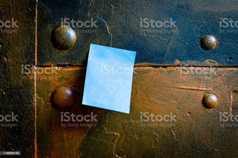 빈 메모장 또는 우편 자신의 텍스트에 대한 카피 스페이스와 금속 게시판 0명에 대한 스톡 사진 및 기타 이미지 0명 개념