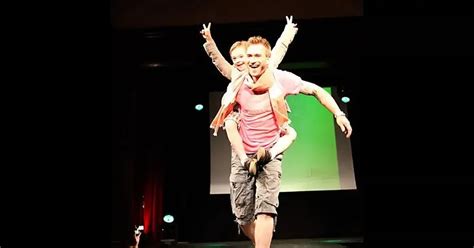 Дети с синдромом Дауна и необычный модный показ