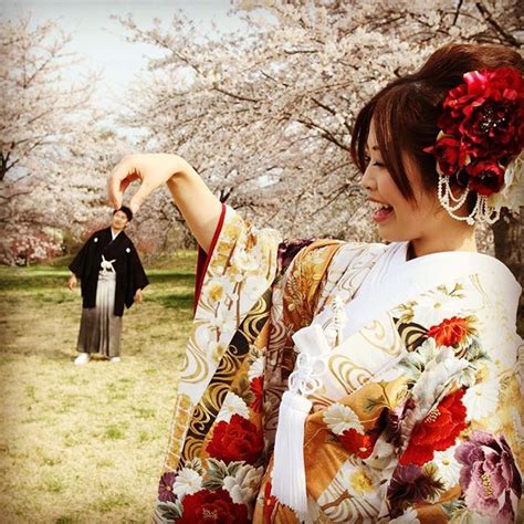 【eandfwedding】さんのinstagramをピンしています。 《前撮り① 和装で遠近法 進撃の巨人だね笑 さくらが綺麗だったー