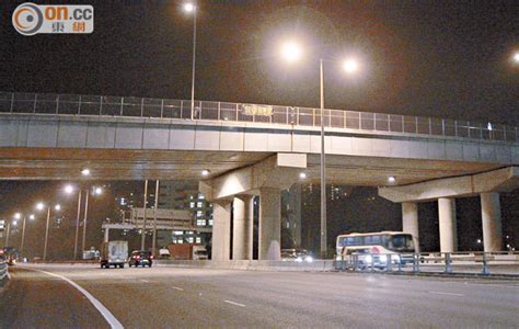 吐露港公路現真普選橫額 東方日報