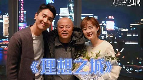 《理想之城》杀青合照，孙俪白色毛衣优雅，赵又廷针织开衫帅气娱乐明星动态好看视频