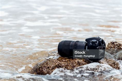Dslr 카메라 에 돌 해변 젖은 부터 물 바다 파도 검은색에 대한 스톡 사진 및 기타 이미지 검은색 고독 부정적인 감정