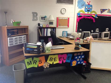 25 Bästa Teacher Desk Areas Idéerna På Pinterest Kontorsidéer För