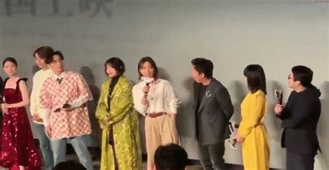 王珞丹在首映发布会上被疯狂男粉丝示爱被吓到了，黄渤还挺淡定的 知乎