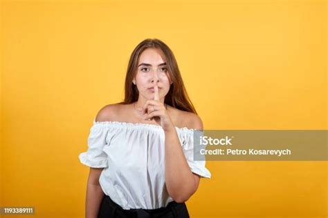 매력적인 젊은 백인 여자 유지 손가락 에 입 하기 Shh 제스처 갈색 머리에 대한 스톡 사진 및 기타 이미지 갈색 머리