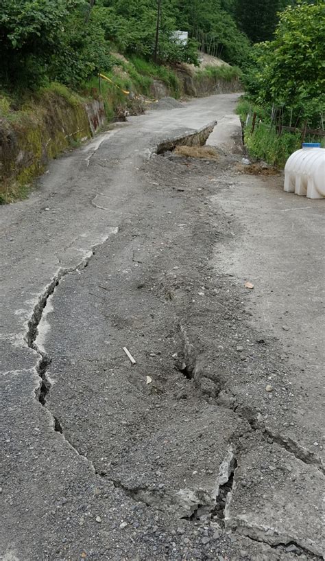 Yollar duvarlar çatladı her taraftan su fışkırıyor Trabzon da