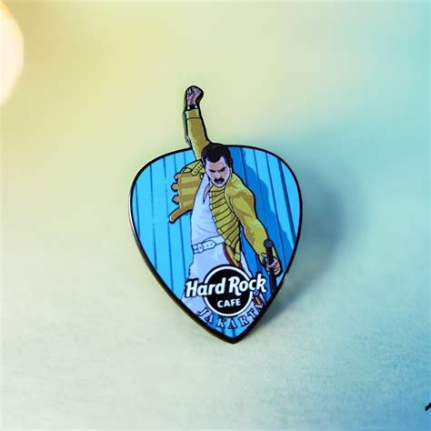Pin Freddie Mercury Queen Hard Rock Cafe Jakarta Pin Musik And Media