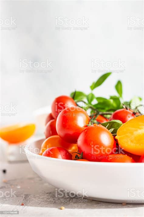 흰색 접시에 아기 시금치와 붉은 체리와 노란색 토마토 건강한 음식 비건 또는 다이어트 영양 개념 가을에 대한 스톡 사진 및 기타