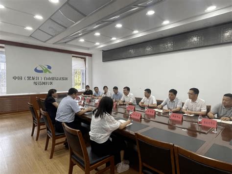 黑龙江外国语学院副校长严明一行与绥芬河市教育局洽谈合作俄语的发展我校