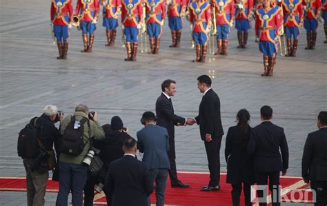 ФОТО Монголчууд Франц улсын ерөнхийлөгчийг төв талбайдаа угтав