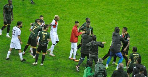 Saha içi ve tribünler de olay çıktı Demokrat Kocaeli