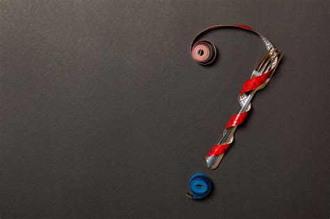 검은 색 배경에 포크와 측정 테이프로 만든 물음표의 상단보기 카피 스페이스가 있는 다이어트 컨셉 0명에 대한 스톡 사진 및 기타 이미지 Istock