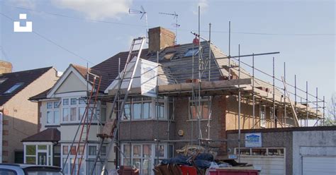 회색 콘크리트 바닥에 빨간색과 갈색 나무 상자 사진 Unsplash의 무료 회색 이미지