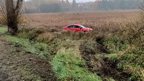 Straciła panowanie nad autem Dachowała z dwójką dzieci TVN24