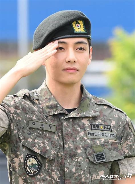 Bts 뷔 가방 속 영양제 포착…전역하니 불면증 재입대하면 10시에 잘 듯