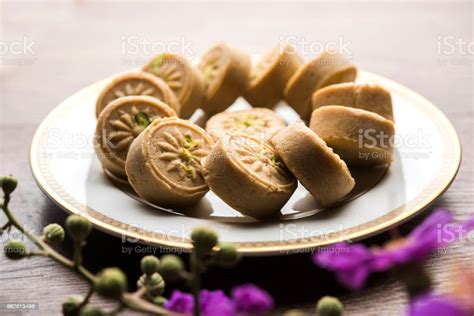 브라운 Pera 또는 Pedha Khoa 설탕과 카 다 몬 씨앗 피스타치오 견과류를 포함 하 여 전통적인 맛을 사용 하 여 만든