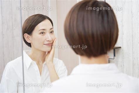洗面室でスキンケアをするミドルエイジ日本人女性 （人物）の写真素材 267961996 イメージマート