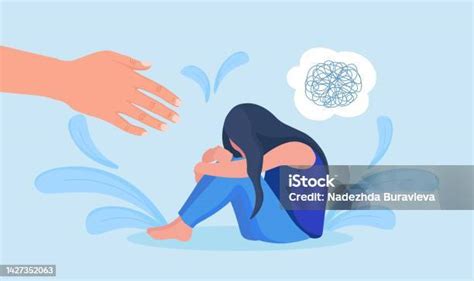 심리학자의 손은 슬픈 여자가 우울증을 제거하는 데 도움이됩니다 불행한 소녀가 울고 얼굴을 가리고 무릎을 껴안는다 외로운 사람은 슬픔 불안 스트레스 로 인해 지원 치료가