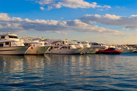화이트는 후르가 다 이집트의 바다 항구에서 요트 홍 해에 관광 보트와 포트 관광에 대한 스톡 사진 및 기타 이미지 관광 관광 리조트 도시 Istock